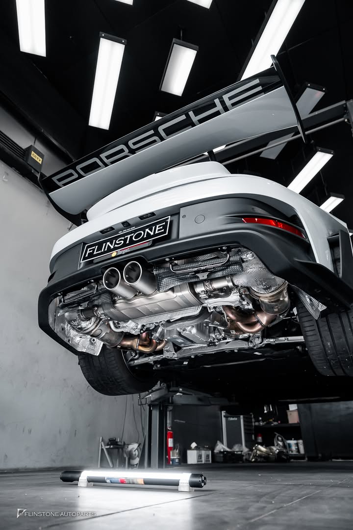 ติดตั้งท่อ AKRAPOVIC ใน PORSCHE 992 GT3 RS เพิ่มพลังเสียง! – FLINSTONE ...